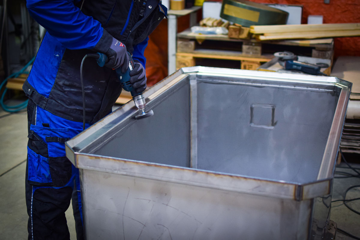 Fleischereibedarf & Zerlegetische für die Fleischindustrie - Metallbau